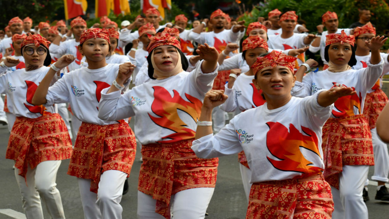 65.000 bailarines baten récord en Indonesia a ritmo del "poco-poco"