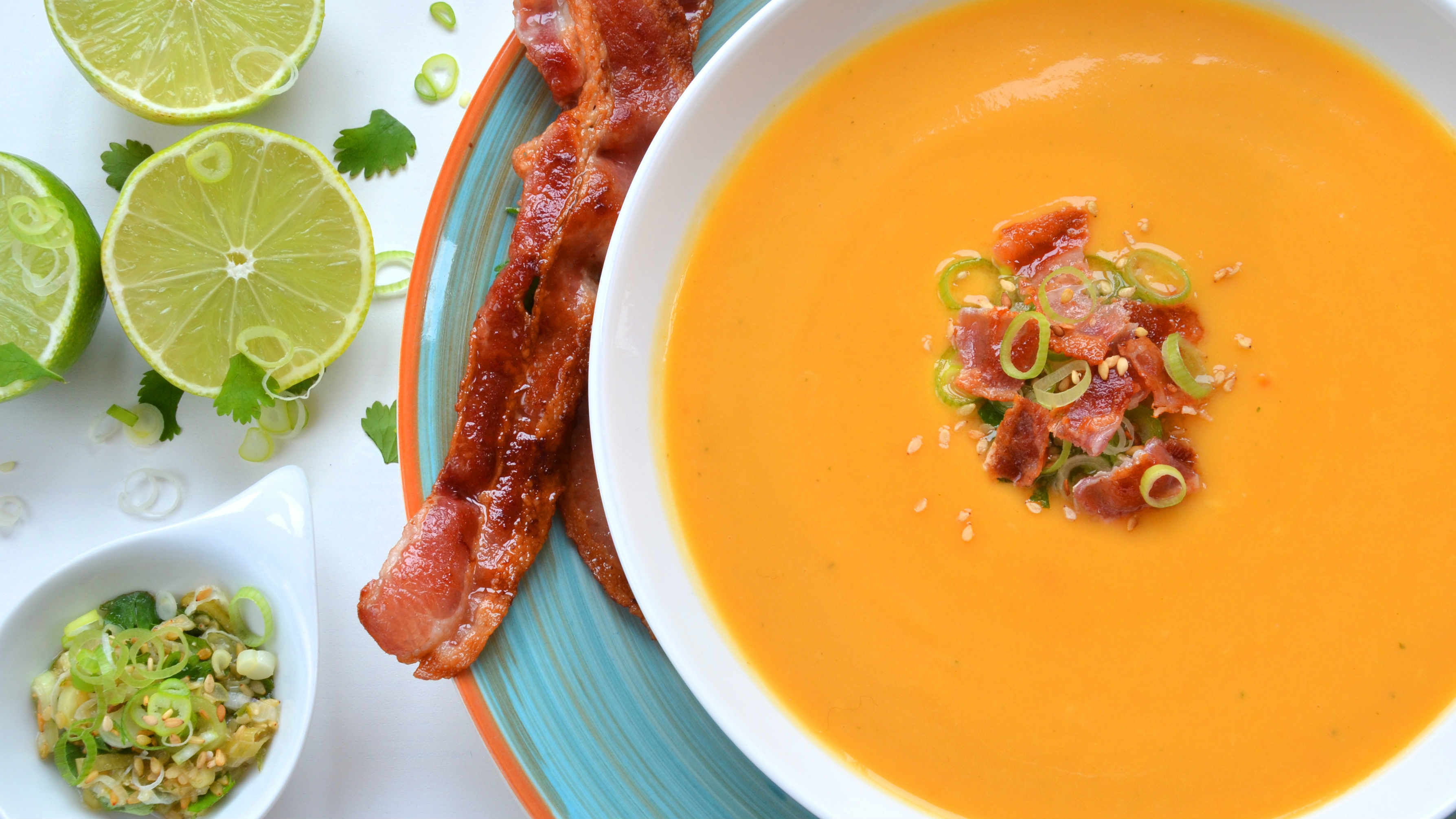 Sopa de batata con un toque de limón y tocineta