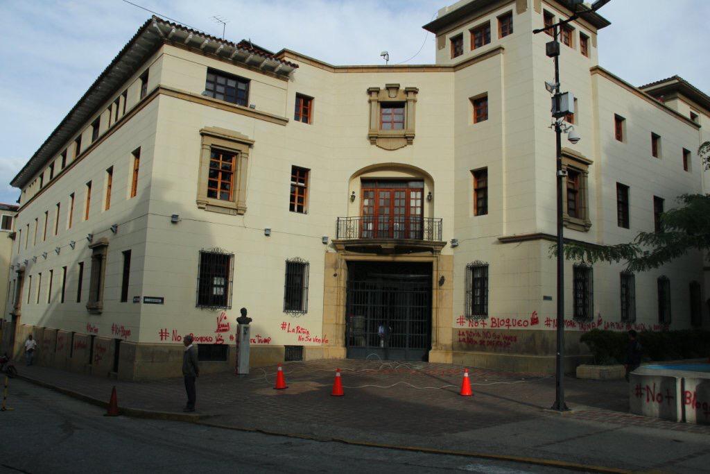 Fachadas de la ULA y Gobernación de Mérida amanecieron pintadas con ...