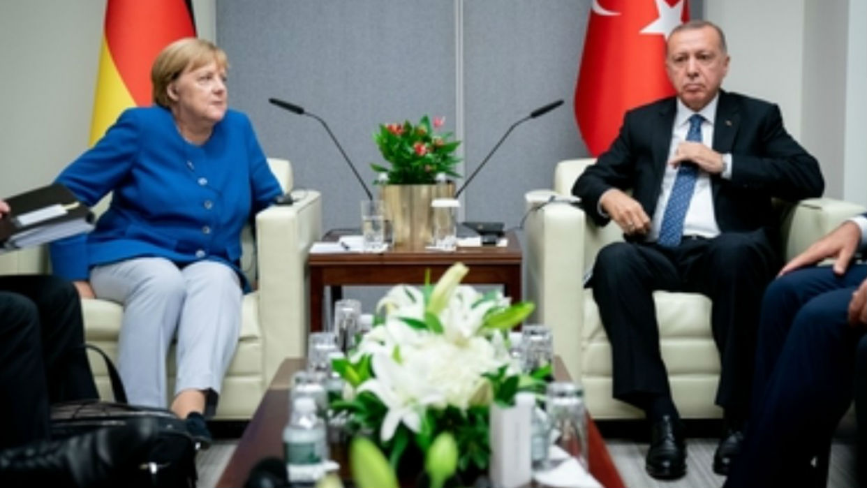 Merkel habla con Erdogan sobre aplicación del acuerdo de refugiados