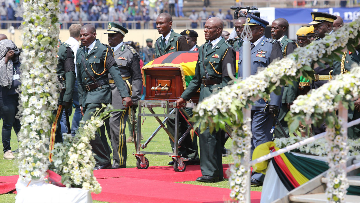 Restos de expresidente Mugabe son llevados a su pueblo para ser enterrado