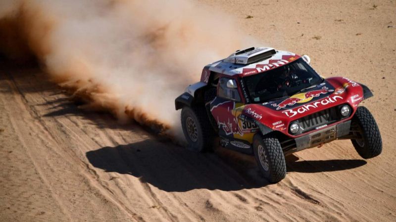 Sainz se afianza en el liderato del Dakar tras ganar la quinta etapa