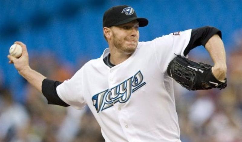 Determinan que Roy Halladay hacía acrobacias cuando estrelló su avión