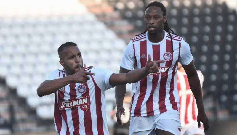 Bajo un silencio casi absoluto, el Olympiakos dio un paso hacia el título