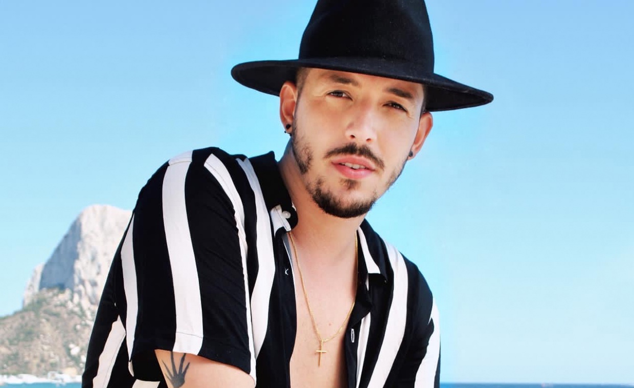 Manuel Rodríguez deja a un lado la comedia para cantar “Bonito”