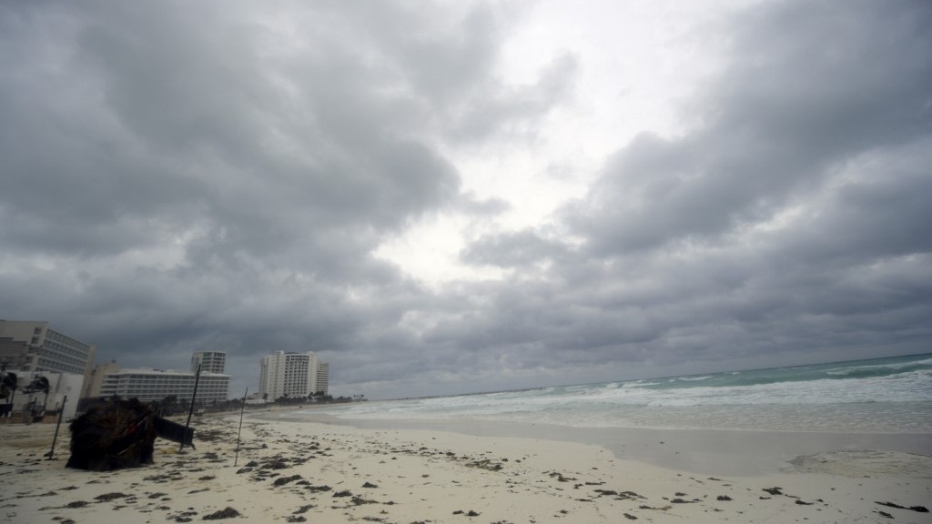 Fuertes vientos y lluvias tras ingreso de huracán Delta a la costa mexicana