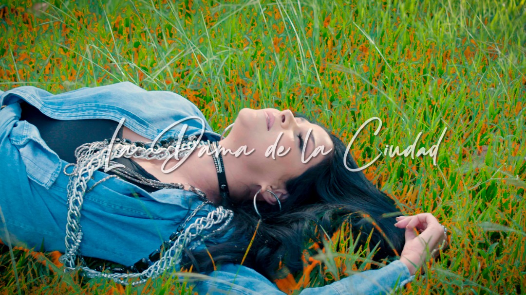 Annaé Torrealba presenta "La dama de la ciudad" al estilo venezolano