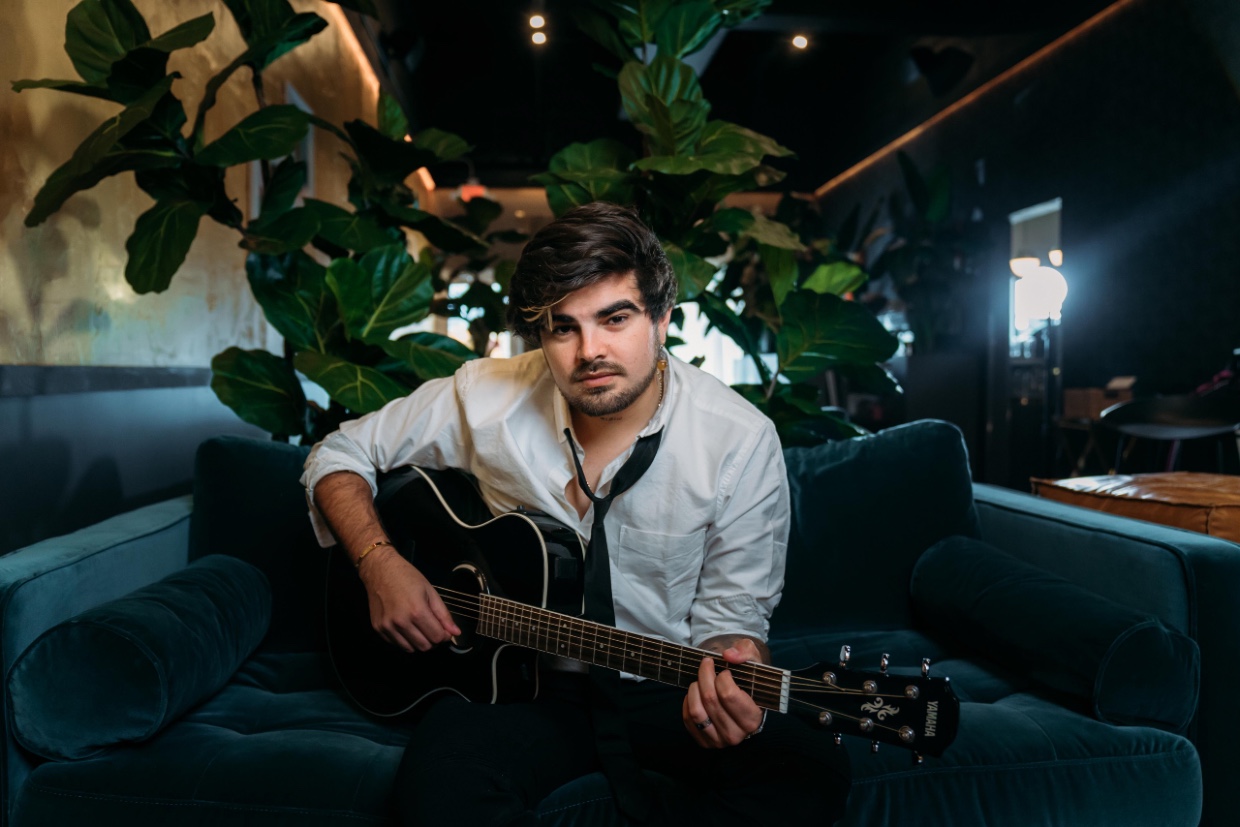 Jonathan Moly estrena la versión romántica de “No Volveré”