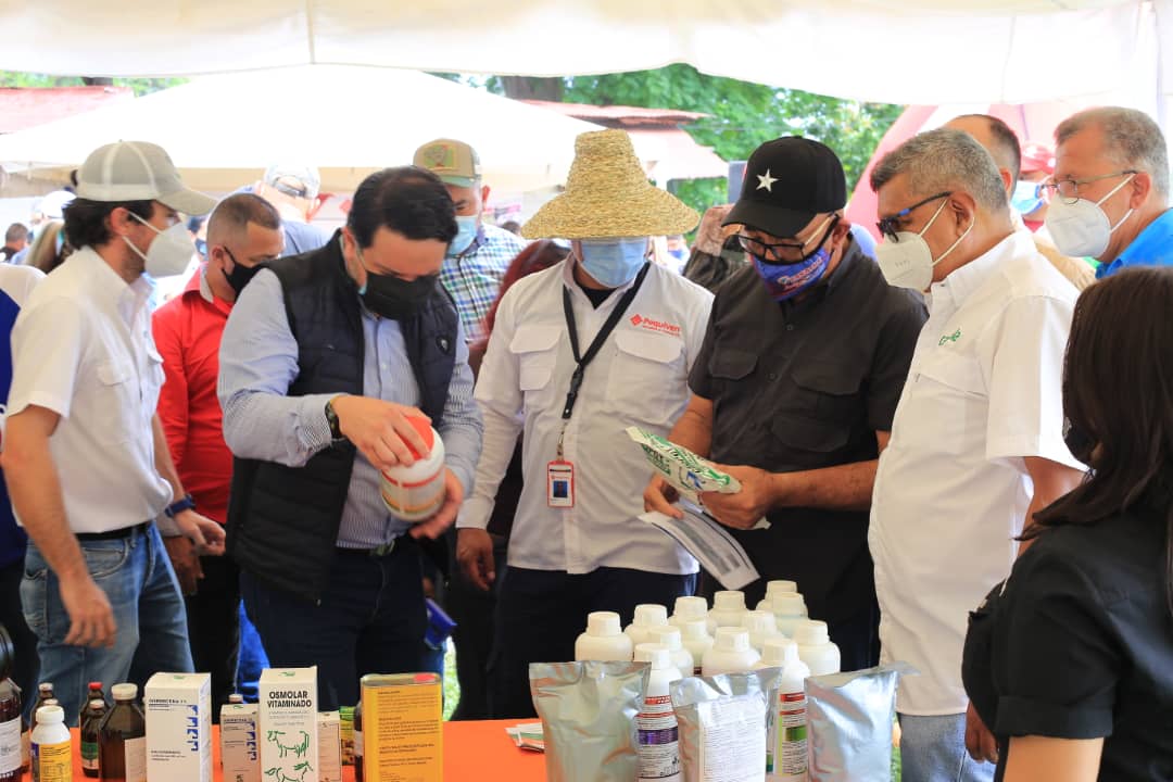 Ministro Rivero acredita los Consejos Productivos de Trabajadores y ...