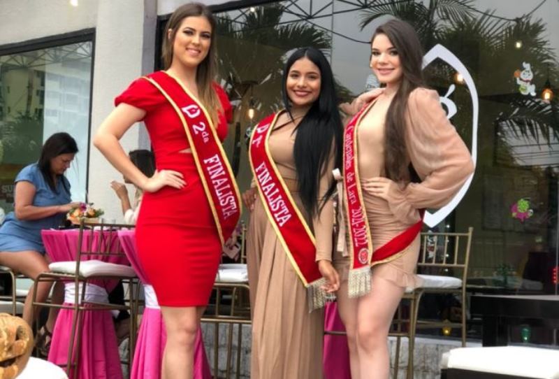 Las madrinas del Cardenales engalanan el campeonato de beisbol profesional