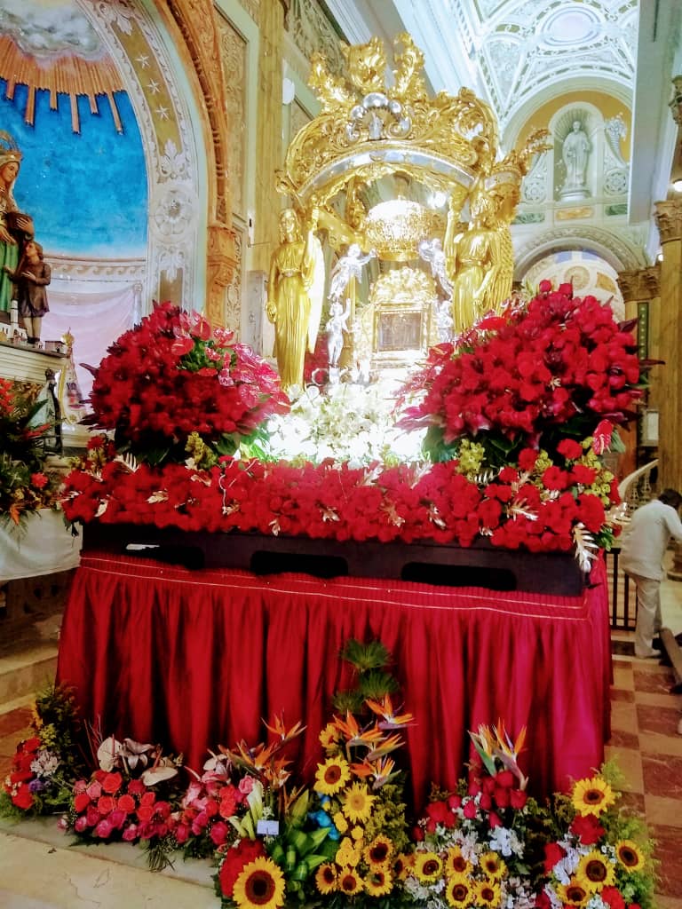 Devotos pagan sus promesas a La Chinita