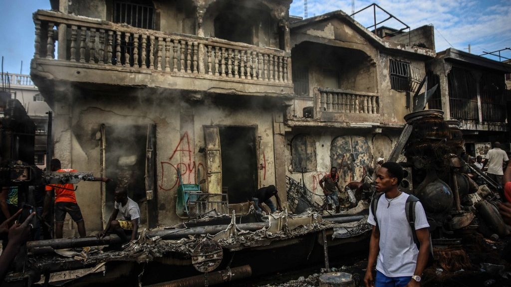 Sube a 66 saldo de muertos por explosión de camión cisterna en Haití