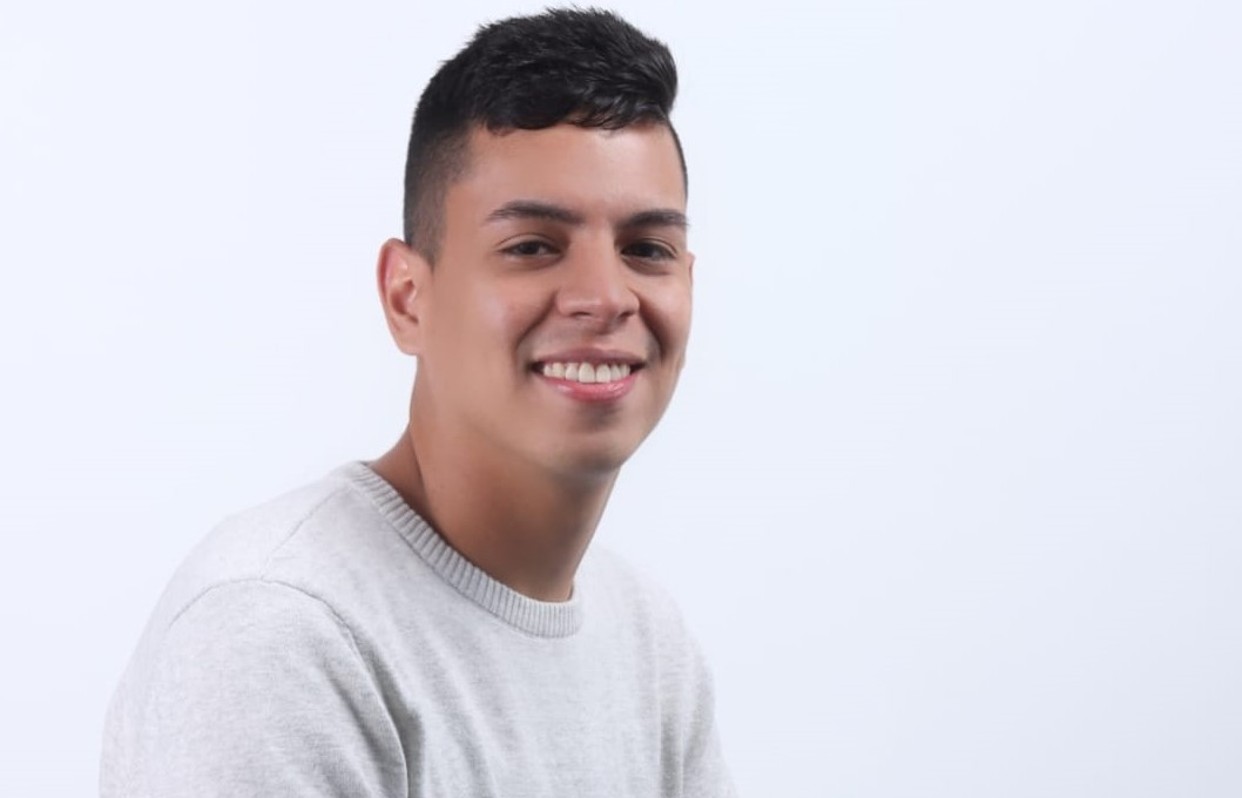 El escritor venezolano David Oliveros presenta su ópera prima "¿Quién ...
