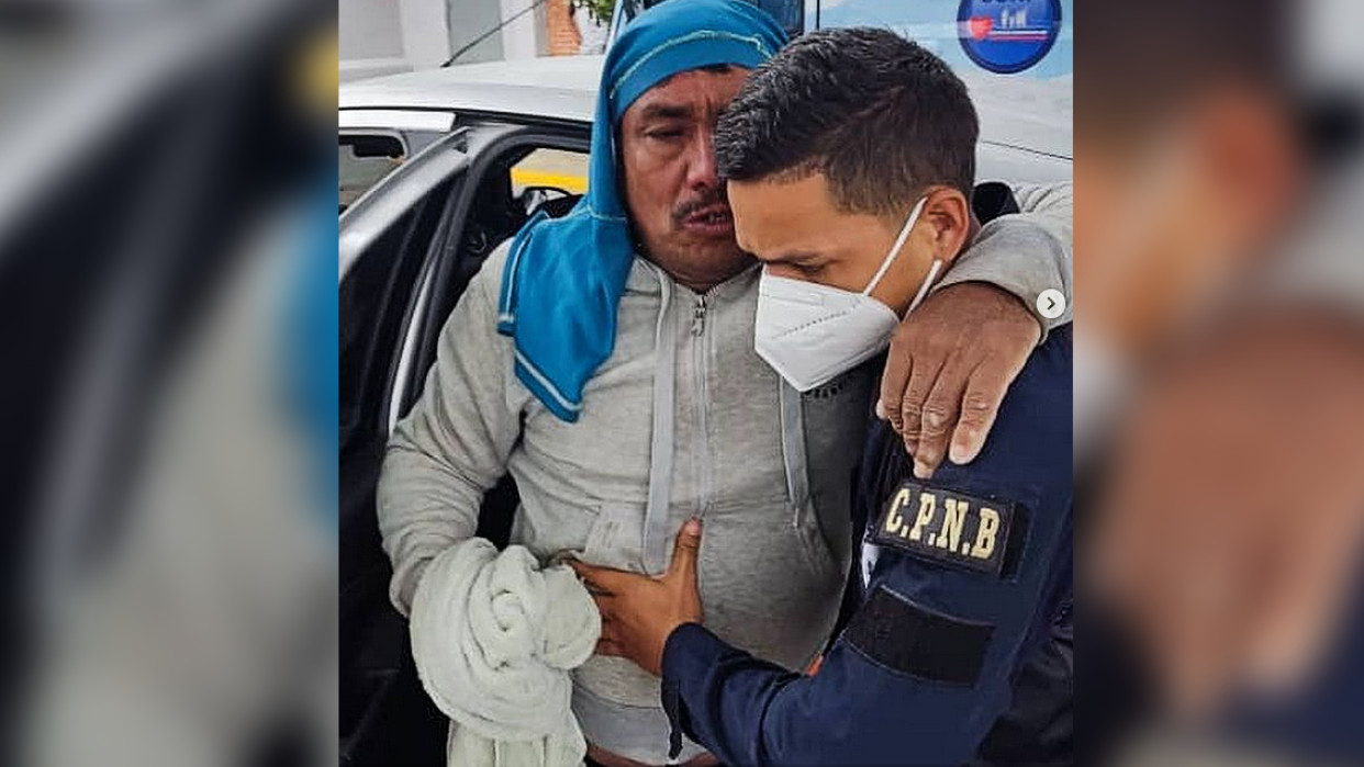 Rescatan a sobreviviente de naufragio de peñero en Vargas