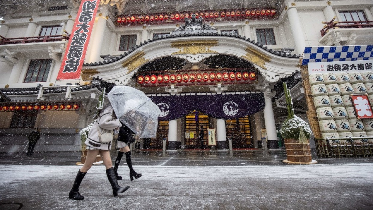 Inusual nevada en Tokio cubre santuarios y obliga a cancelar vuelos