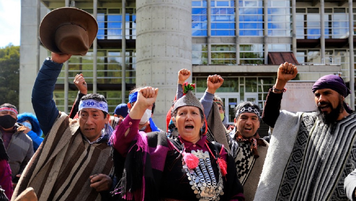 Incendian 8 camiones en Chile por el conflicto mapuche