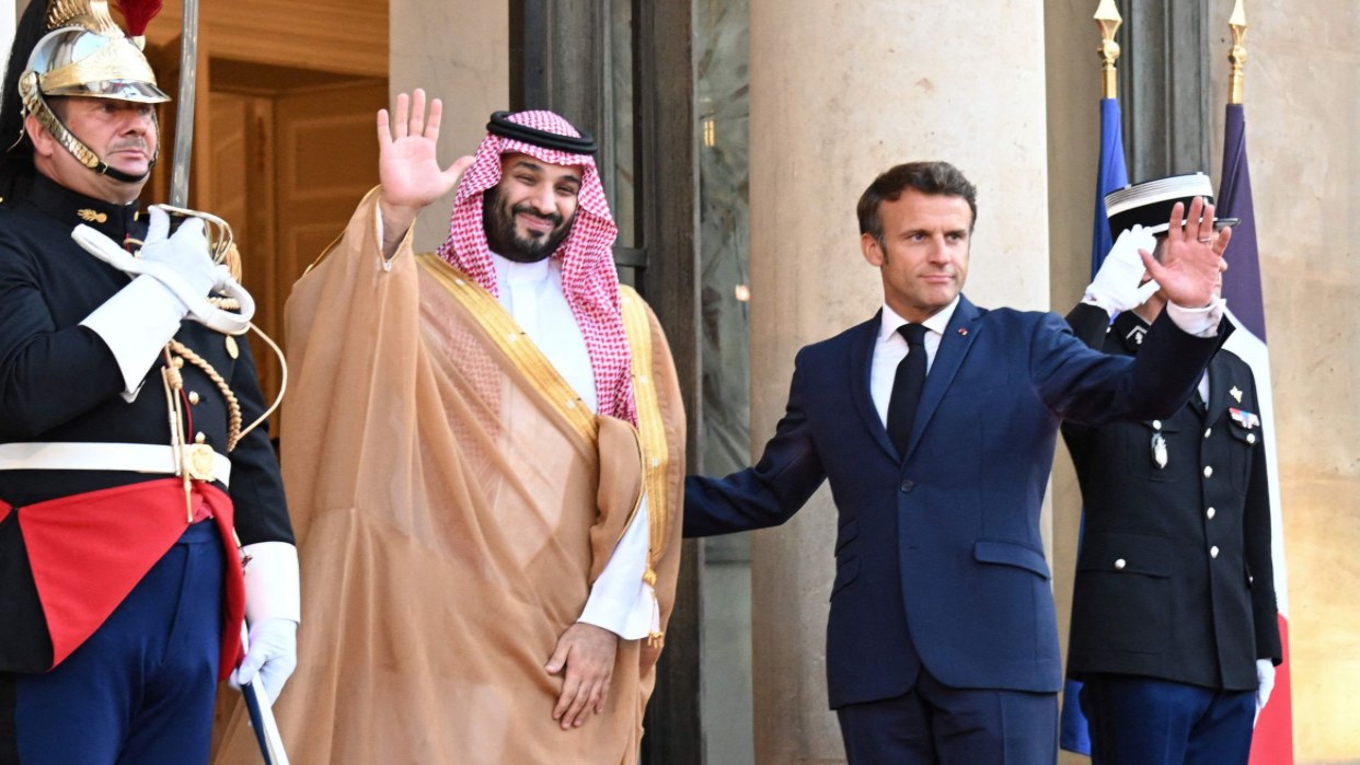 Macron recibe el príncipe Bin Salmán entre críticas y una demanda judicial