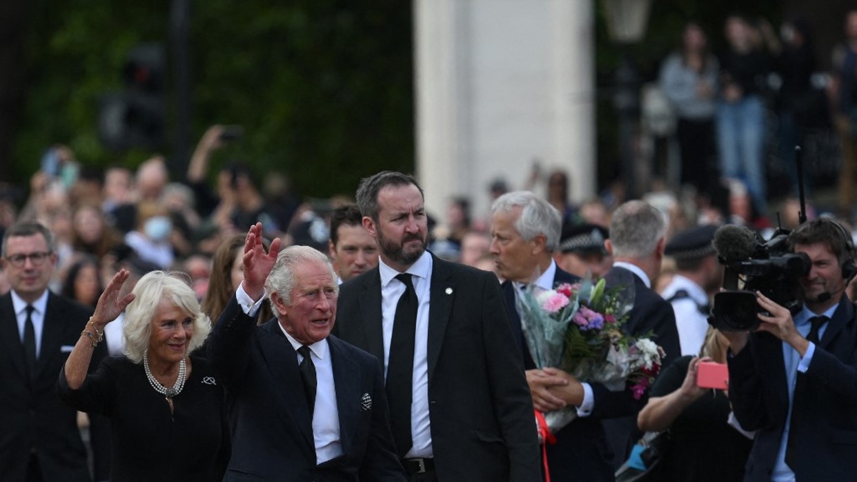 Una multitud recibe al rey Carlos III a su llegada al Palacio de ...