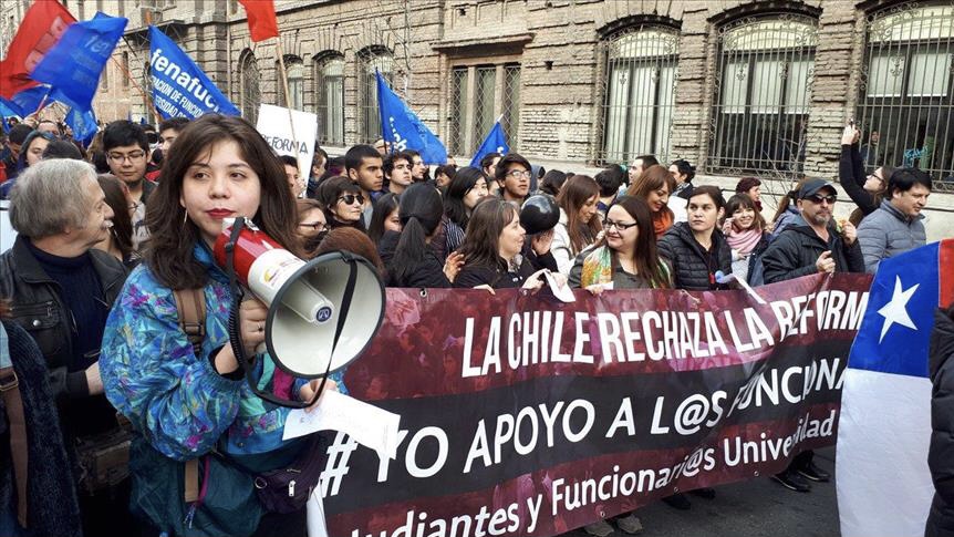 Carabineros de Chile dispersan protesta estudiantil con gases ...