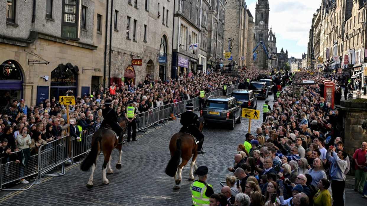 Cola toda la noche y reglas estrictas para desfilar ante el féretro de ...