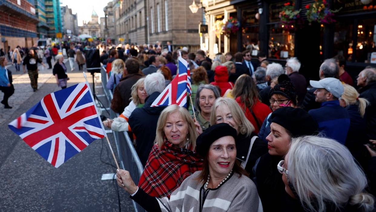 Los británicos comienzan a despedirse del féretro de Isabel II en Edimburgo