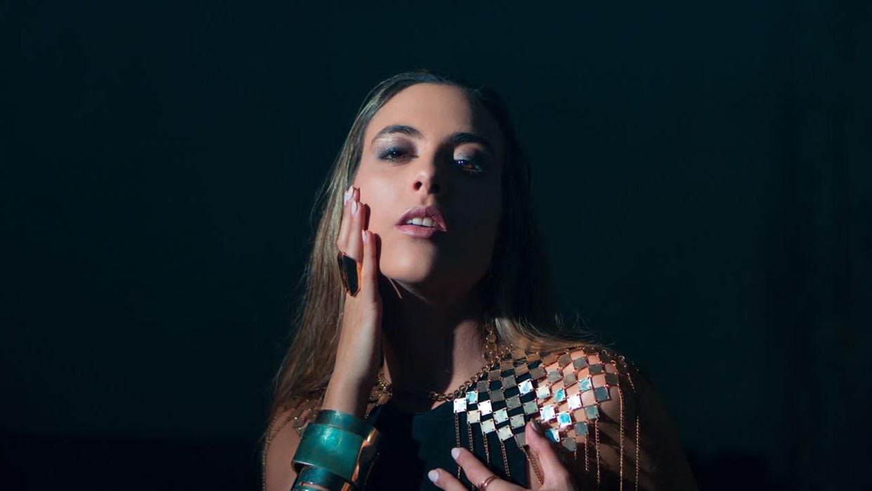 Katerine Coll estrena "Baila"