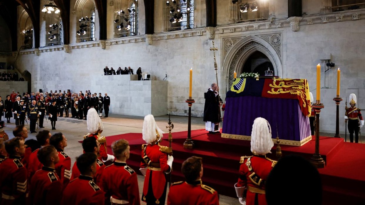 El féretro de Isabel II llegó al Palacio de Westminster para un ... El féretro de Isabel II llegó al Palacio de Westminster para un ...
