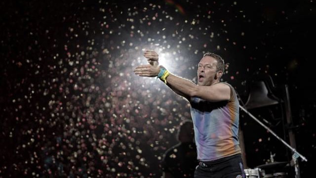 La energía de Coldplay llena de luz la noche bogotana