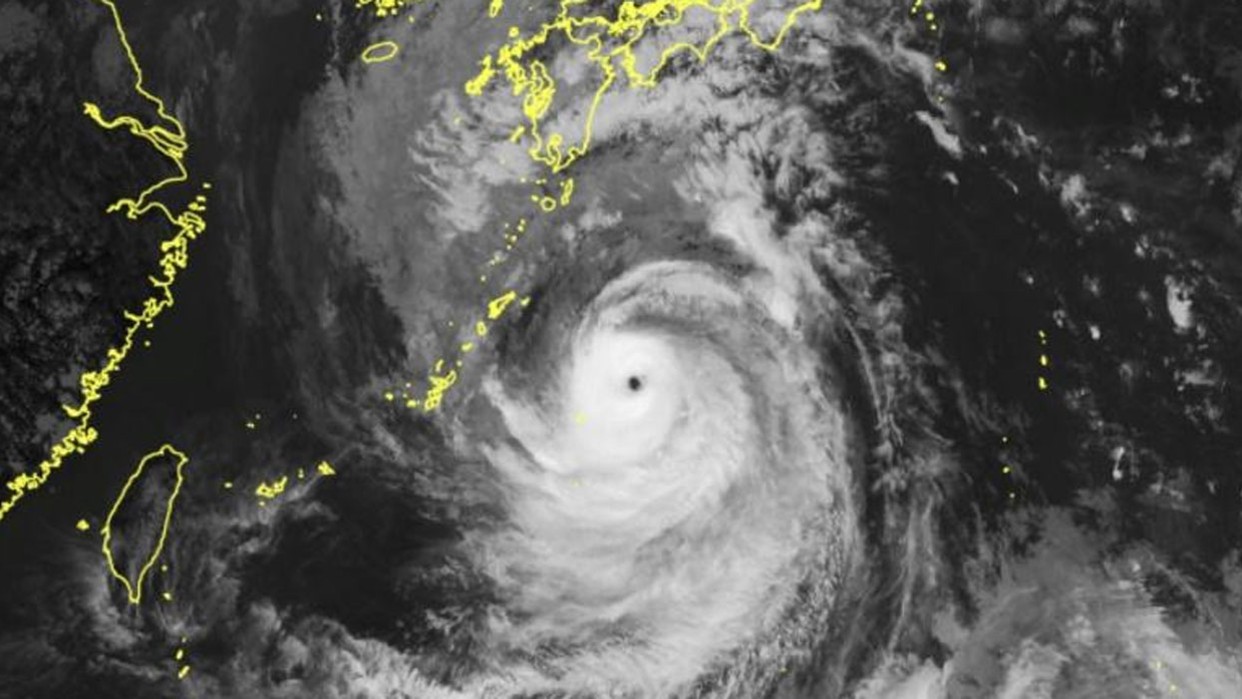 Japón se prepara para la llegada de un tifón "muy peligroso"