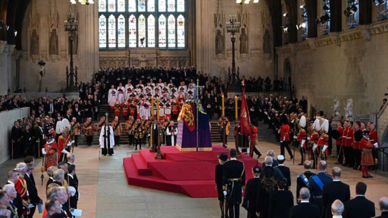 Coro de la abadía de Westminster canta en el funeral de Isabel II