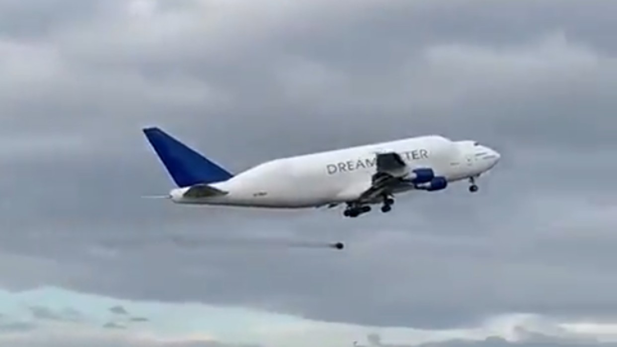 Avión Boeing carguero pierde rueda al despegar y sigue a su destino