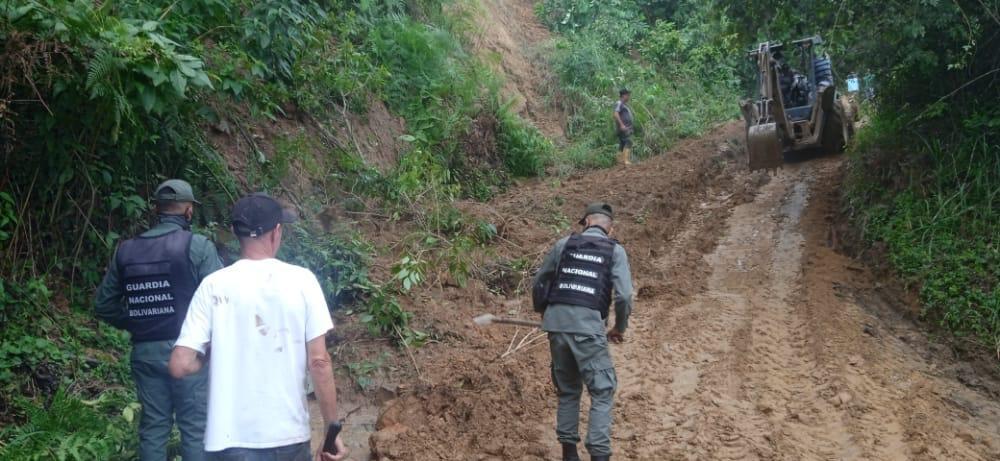 FANB acompaña labores de recuperación vial en La Guaira