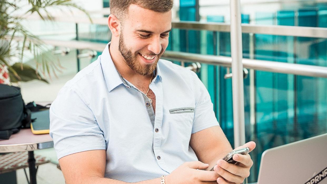 Alex González, un exitoso influencer que enseña a otros a generar altos ...