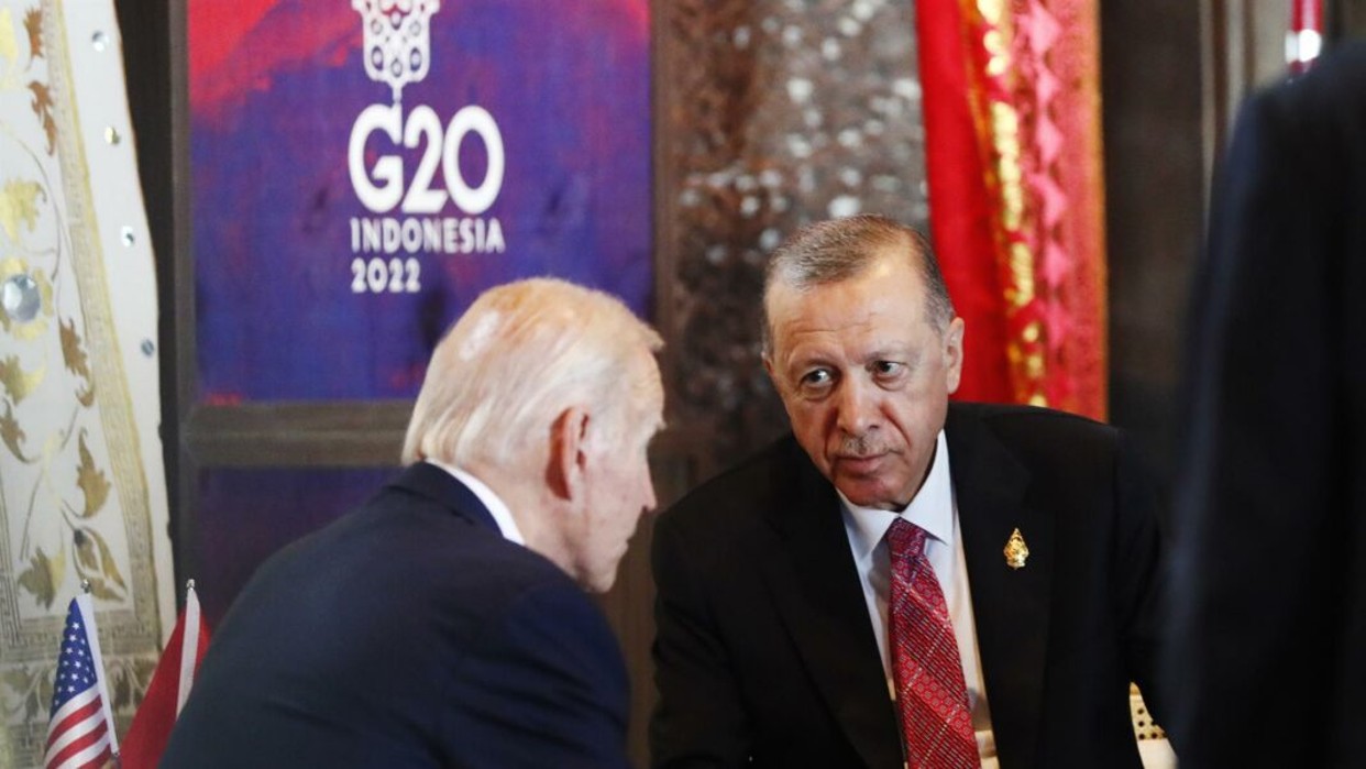 Erdogan y Biden tratan de aliviar tensiones con una reunión