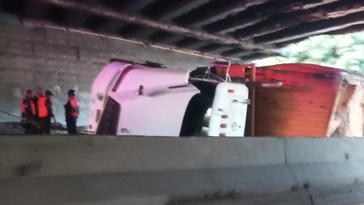 Reportan gandola volcada en el distribuidor El Ciempiés