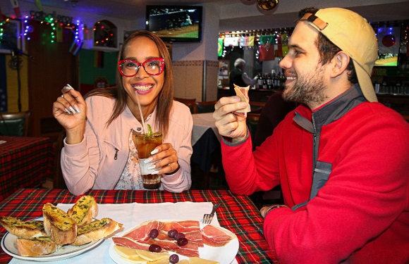 Restaurante Excelente, Food, Bar & Karaoke y sus 10 Mundiales