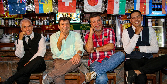 Restaurante Excelente, Food, Bar & Karaoke y sus 10 Mundiales