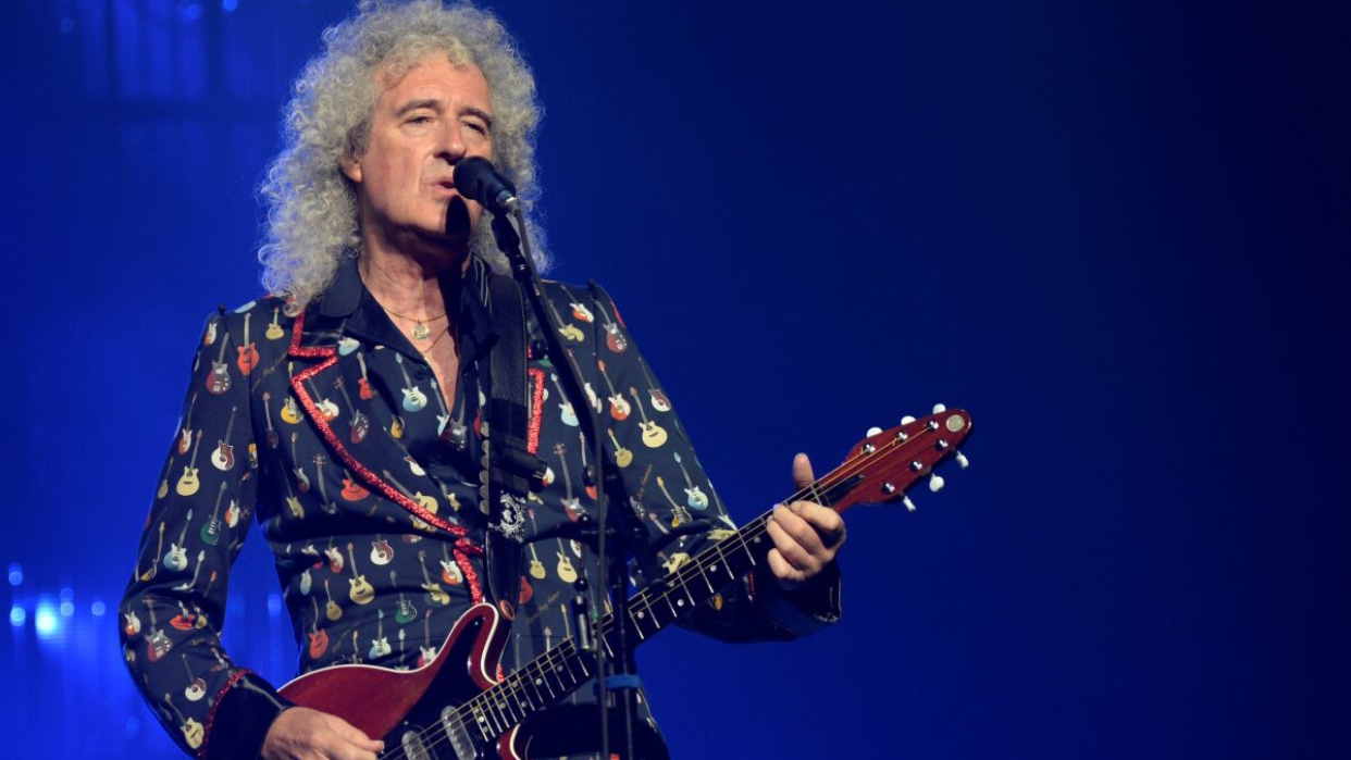 Brian May, guitarrista de "Queen", recibe el título de "caballero" en ...
