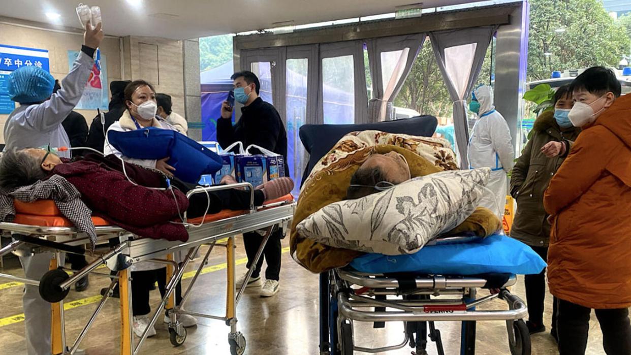Hospitales en Shanghái desbordados por afluencia de enfermos de covid