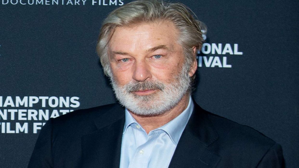 Acusan de homicidio involuntario a Alec Baldwin por el tiroteo mortal durante el rodaje de "Rust"