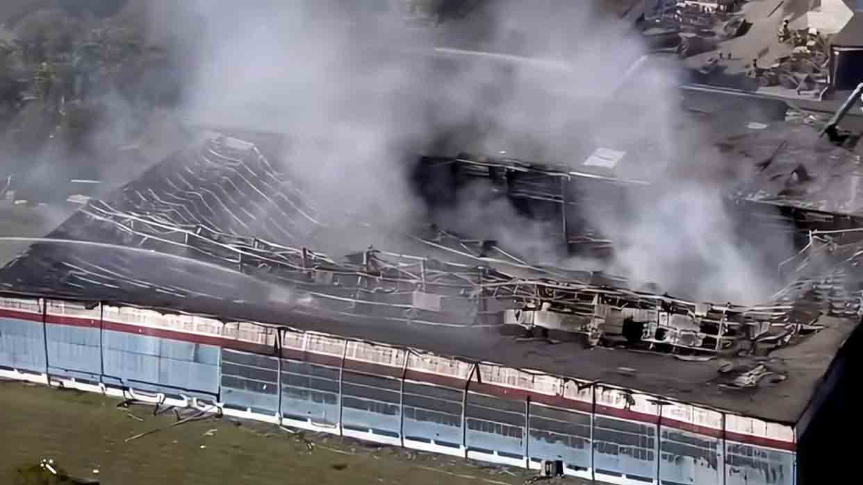 Continúa activo incendio en planta de tratamiento de desechos de Miami-Dade