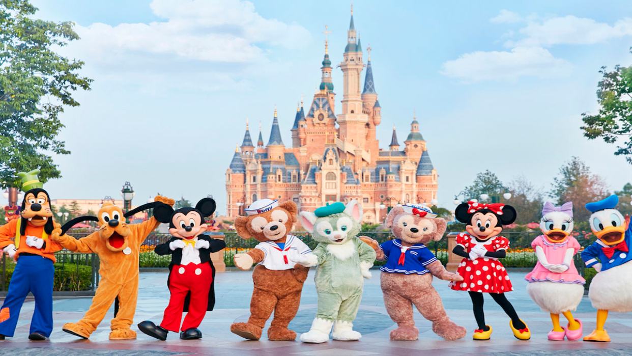 Disneyland Shanghái permite abrazar a personajes tras el fin del 'cero ...