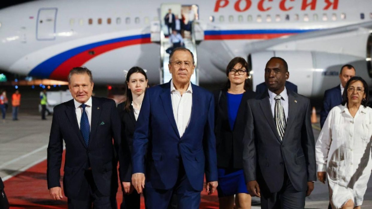 El canciller de Rusia llega a Cuba para impulsar cooperación bilateral