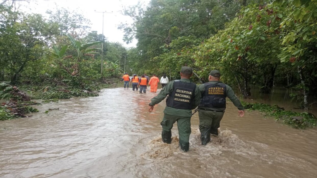 Atienden sectores afectados por crecida del río San Juan en Caripito