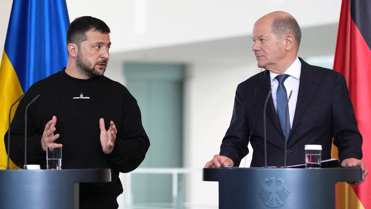 Zelenski es recibido con honores militares por Scholz en Berlín