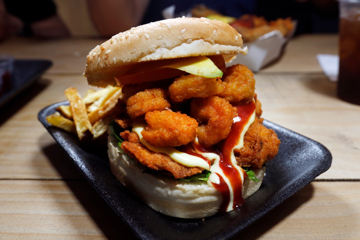 El mar y la tierra se fusionan en Camarón Chicken