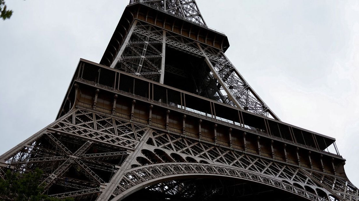 Evacúan la Torre Eiffel por una amenaza de bomba Evacúan la Torre Eiffel por una amenaza de bomba