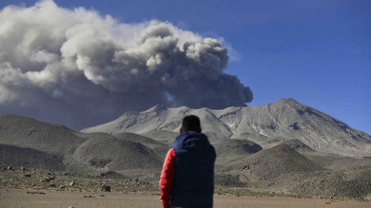 El volcán Ubinas en Perú registra una fuerte explosión con emisión de ...