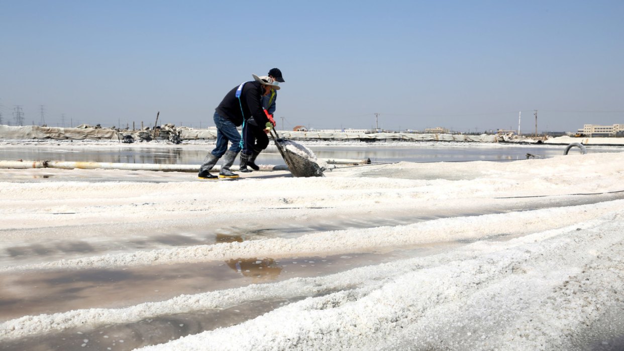 Crece la demanda de sal en China tras vertido de agua radiactiva de ...