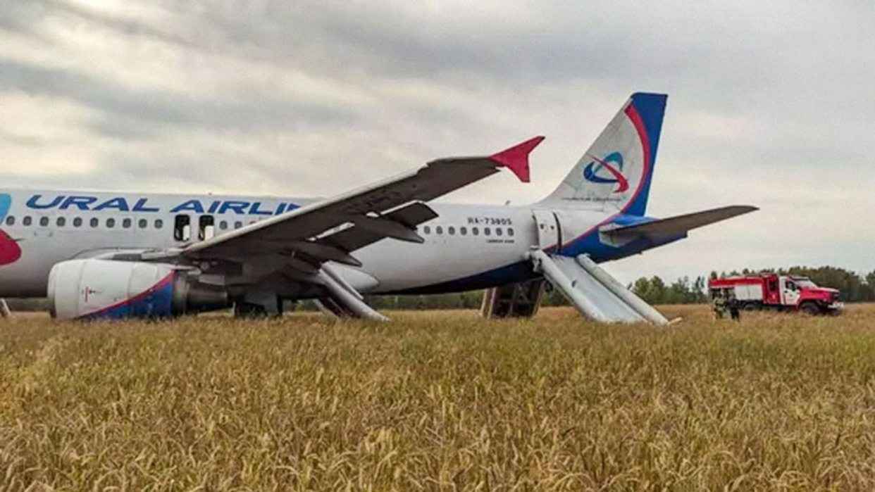 En Videos: Un avión ruso con más de 160 personas a bordo realiza un aterrizaje de emergencia en ...